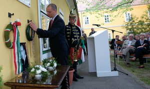 Emléktábla avatás Bábolnán - Magyar Mezőgazdaság