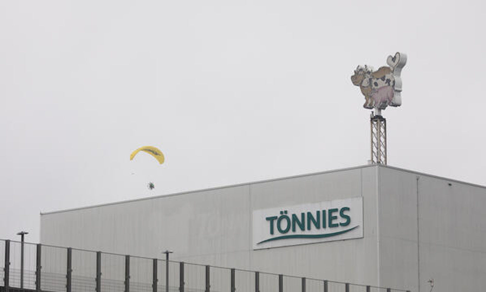 Újranyitott a koronavírus-centrumként elhíresült húsüzem, a Greenpeace ...