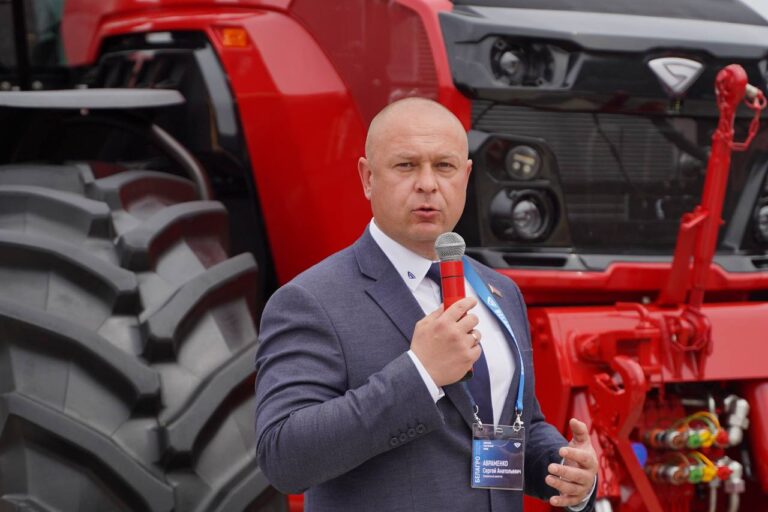 A világ legerősebb hagyományos traktora – bemutatták a BELARUS 5425 ...