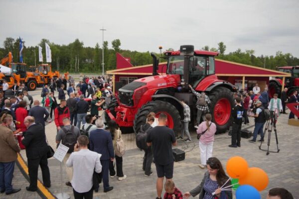 A világ legerősebb hagyományos traktora – bemutatták a BELARUS 5425 - Magyar Mezőgazdaság