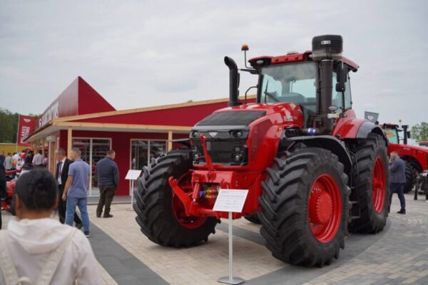 A világ legerősebb hagyományos traktora – bemutatták a BELARUS 5425 - Magyar Mezőgazdaság