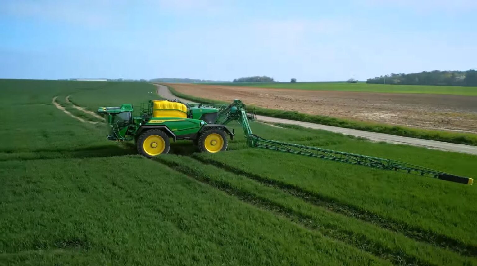 John Deere 550R: precizitás és digitális kényelem egy önjáró ...